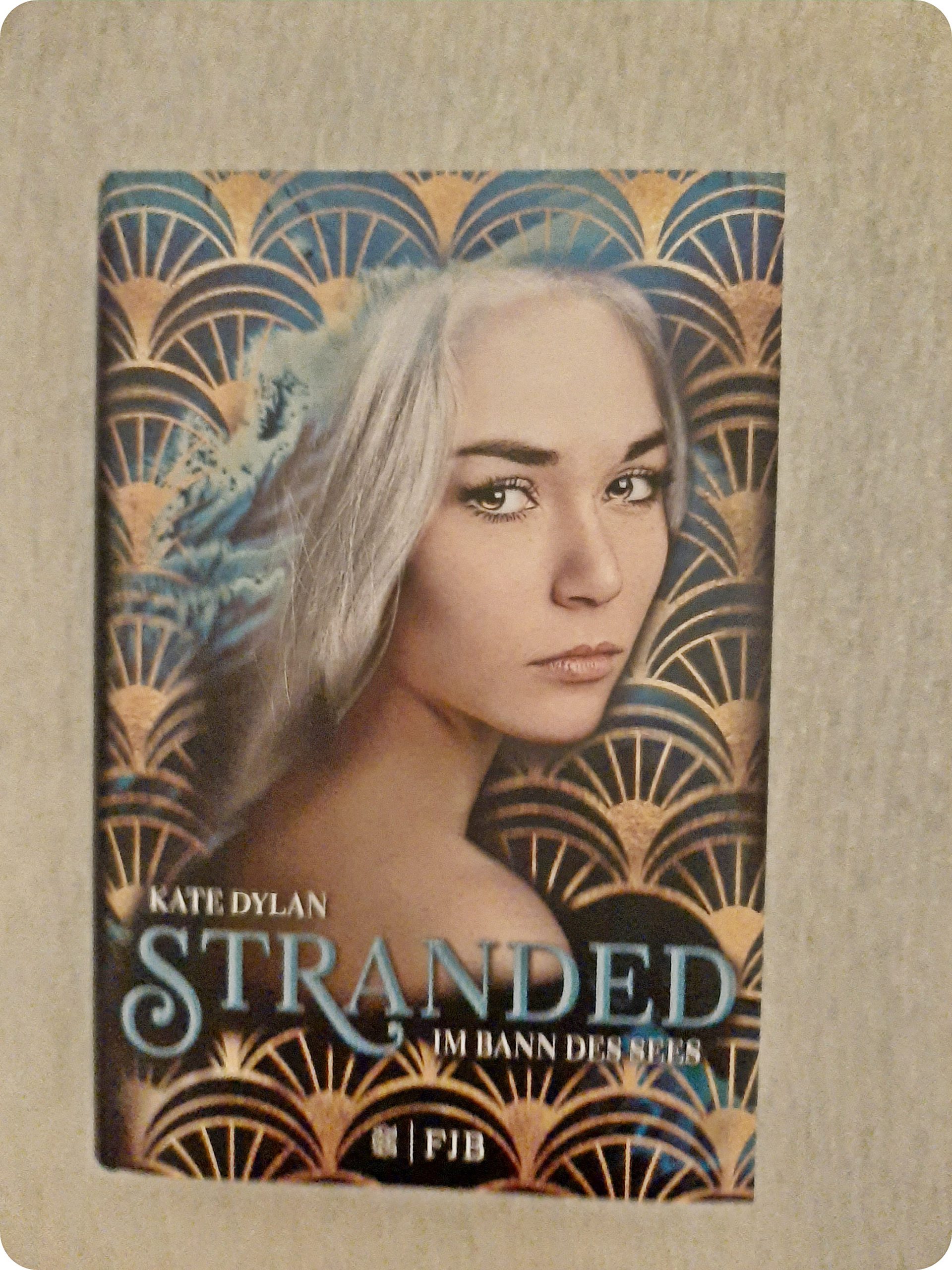 Kurzrezension: Stranded - Im Bann des Sees von Kate Dylan